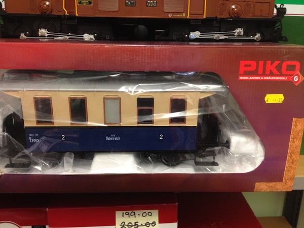 Piko 37922 OBB 2nd Class Coach/Chalk Garden Rail